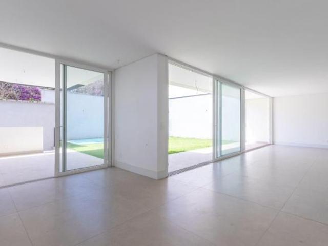 “Exclusividade e Sofisticação no Condomínio Jade” “Casa de Alto Padrão – 4 Suítes e 427 m²”