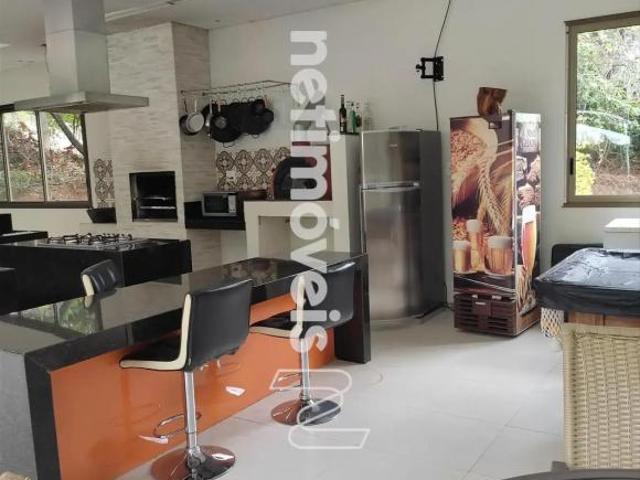 EXCLUSIVIDADE, SOFISTICAÇÃO E CONTATO COM A NATUREZA EM CONDOMÍNIO FECHADO!