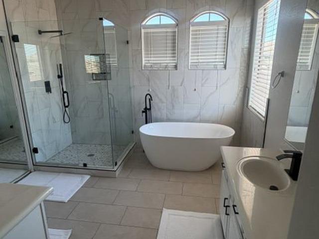 Executive King Suite/ Private Spa Bathroom Garage