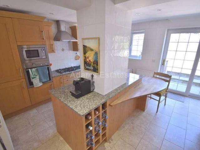 Executive Master Suite With Private Bathroom, Tv & Parking ? Premium Professional Home, RG1