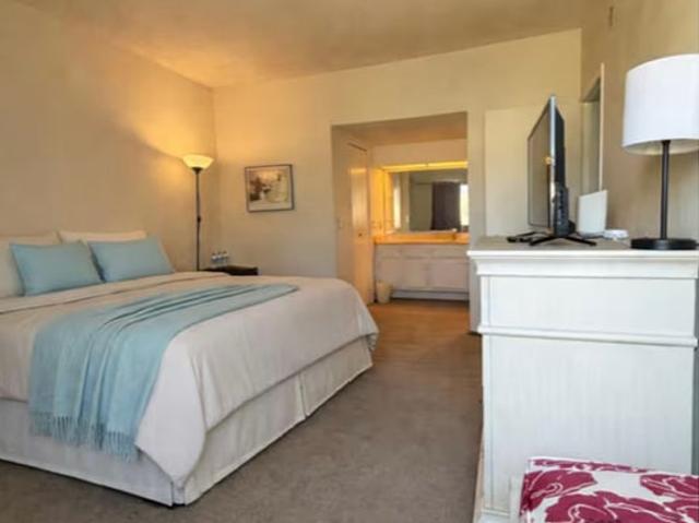 Executive Suite | Walk to Downtown | Private Bath