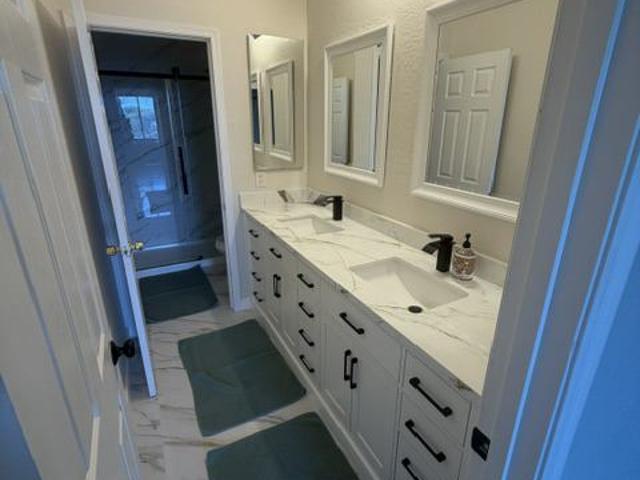 EXECUTIVE QUEEN BEDROOM/SHARED BATHROOM