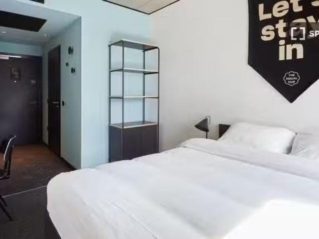 Executive Queen room in residence in Glasgow