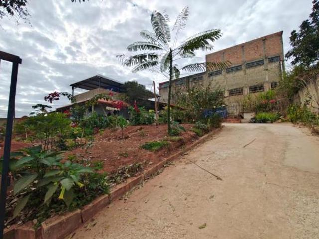 EXELENTE CASA EM Ã?TIMA LOCALIZAÃ?Ã?O NO BAIRRO NOVO RETIRO EM ESMERALDAS TENDO 720 EM AREA DO LOTE