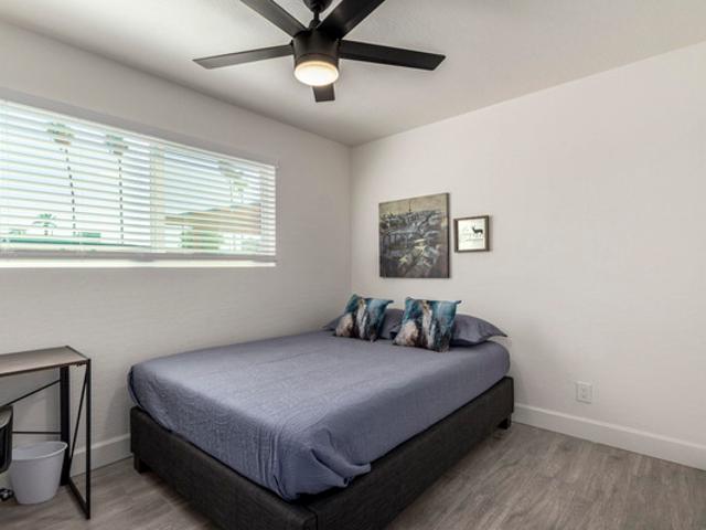 Expect 5 star experience in a gorgeous modern new home featuring ultra FAST G Fiber WiFi, duel AC's for comfort and convenience. For your piece of mind, all housemates are personally screened by the owner to ensure the right fit for the house