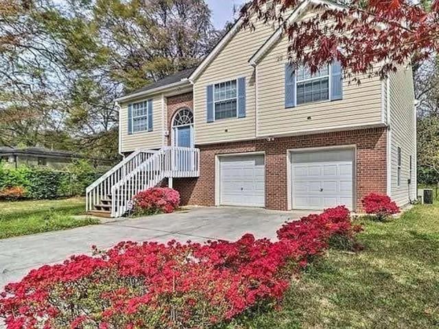 Experience modern comfort and convenience in this fully furnished lease property, perfect for professionals seeking a stylish and comfortable residence.