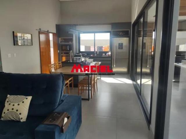 EXPLENDIDA CASA TERREA COM 300m2 COLINAS DO PARATHEY NORTE