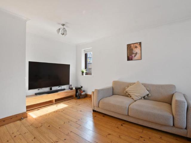 Explorer Drive, Watford WD18 2 bed flat to rent £1,575 pcm £363 pw