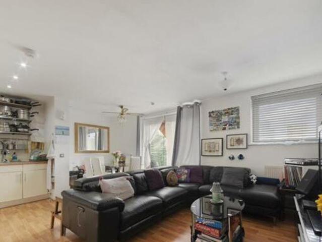 Explorers Court, Newport Avenue, 3 Bedroom Flat