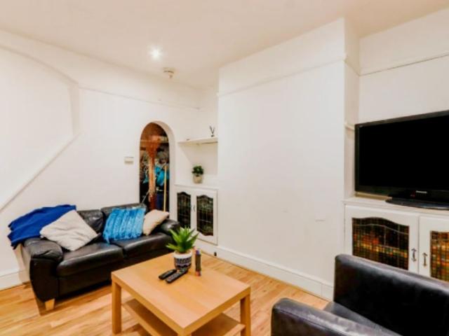 Explosive Double Bedroom close to Lowfields Park