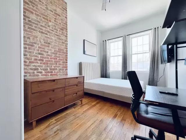 Exposed Brick Large Room, 23 min to Manhattan #296