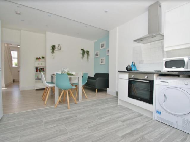 Exquisite single bedroom near the Wormwood Scrubs park Has a Room