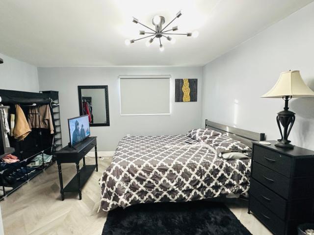 Extra large bedroom with seating area 4 rent!