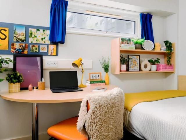 Extra Large Ensuite: Three Bed Flat