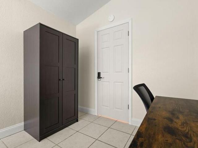 Extra Large House Internet, Laundry, Utilities, and Monthly Cleaning of Shared Space Included!