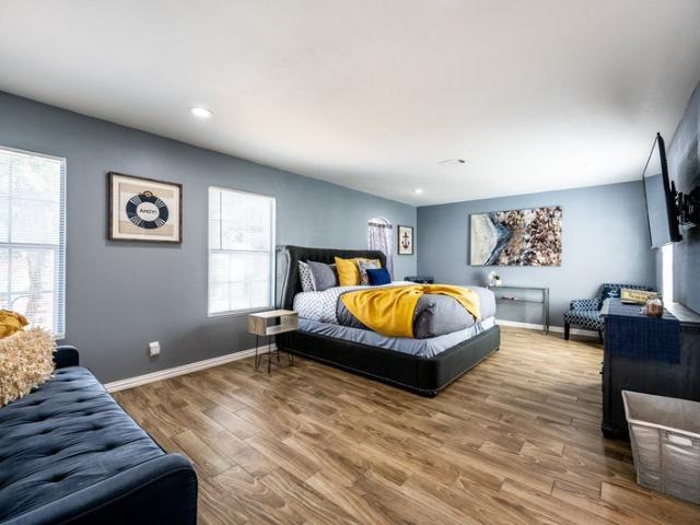 Extra large room with private bathroom_Furnished