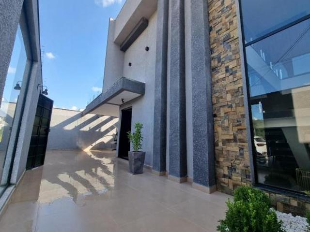 Extraordinária residência Porteira Fechada de 254 m² no Portal dos Ipês