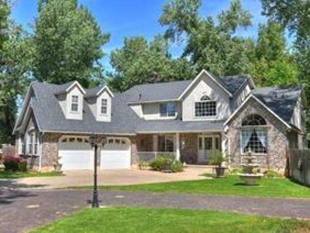 EXTRAS,EXTRAS in this Riverdale Home!