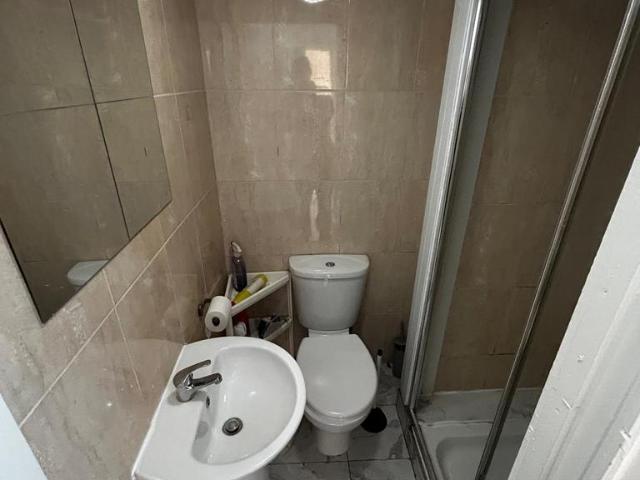 Eynham Road, London W12 Studio to rent £1,280 pcm £295 pw
