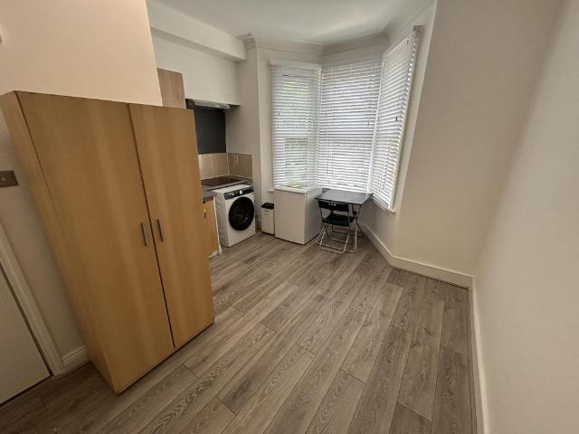 Eynham Road, London W12 Studio to rent £1,280 pcm £295 pw