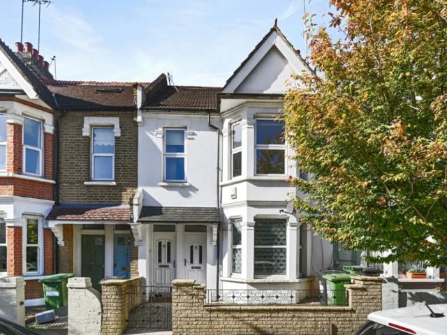 Eynham Road, London W12 2 bed flat to rent £2,650 pcm £612 pw