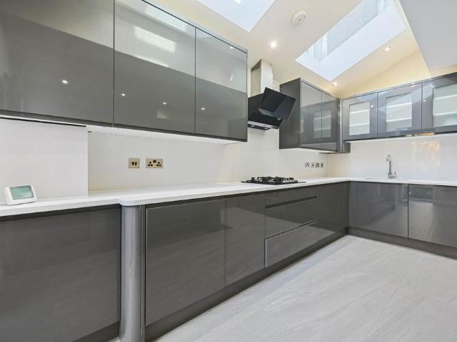 Eynham Road, North Kensington, London. 2 bed flat to rent £2,648 pcm £611 pw