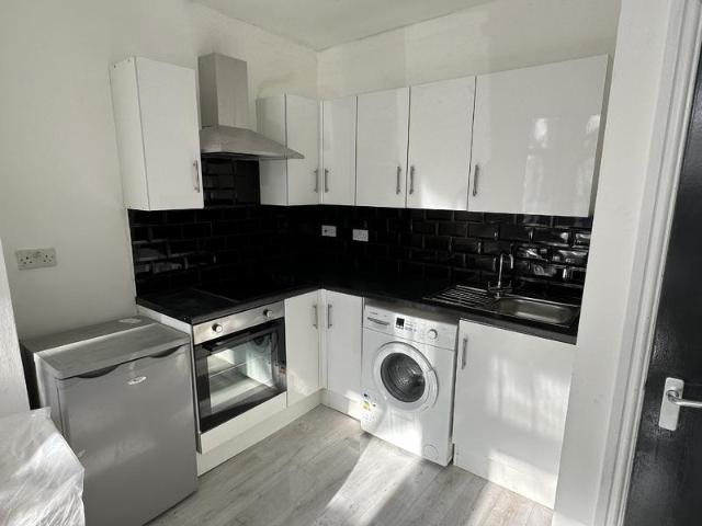 F1 Marlborough Road 4 bed flat to rent £2,200 pcm £508 pw