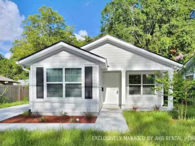 Family Friendly 4 Bedroom Rental 1509 E 28th St