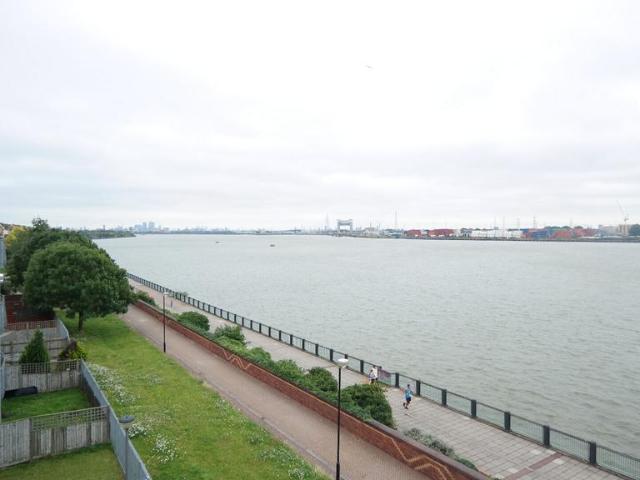 Fantail Close, Thamesmead, London, SE28 2 bed flat to rent £1,700 pcm £392 pw