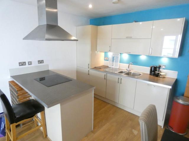 Fantastic 3 bed, 2 bath with 2 Balconies, Bow E3