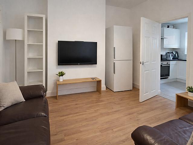 Fantastic 3 Bedroom Student House with On Street Parking Near Sheffield Hallam University