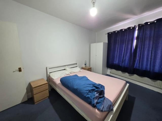 Fantastic 2 Bed Flat Right Next to Whitechapel Sta