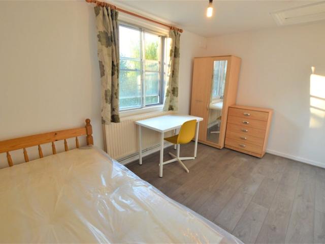Fantastic 4 Bedroom Flat Near Islington