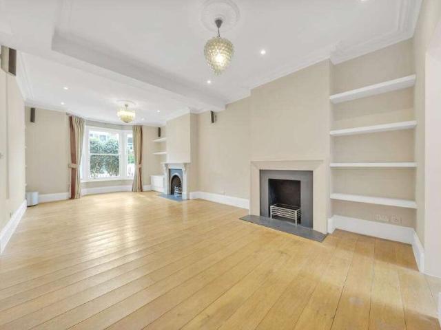 Fantastic 5 bedroom house with a bright and modern interior