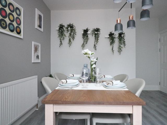 Fantastic double bedroom in a 5 bedroom house near White City metro station Has a Room