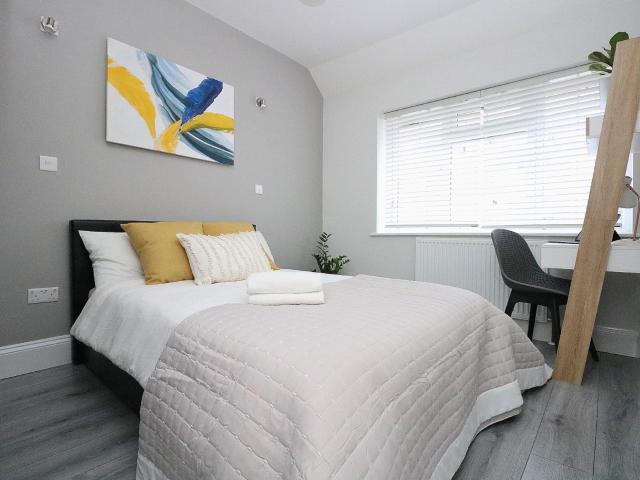 Fantastic double bedroom in a 5 bedroom house near White City metro station Has a Room