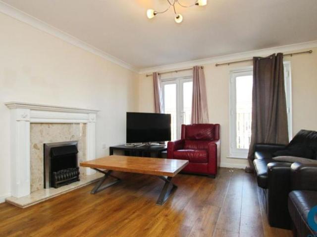 Fantastic four bedroom Townhouse on Thackeray. Open to sharers!