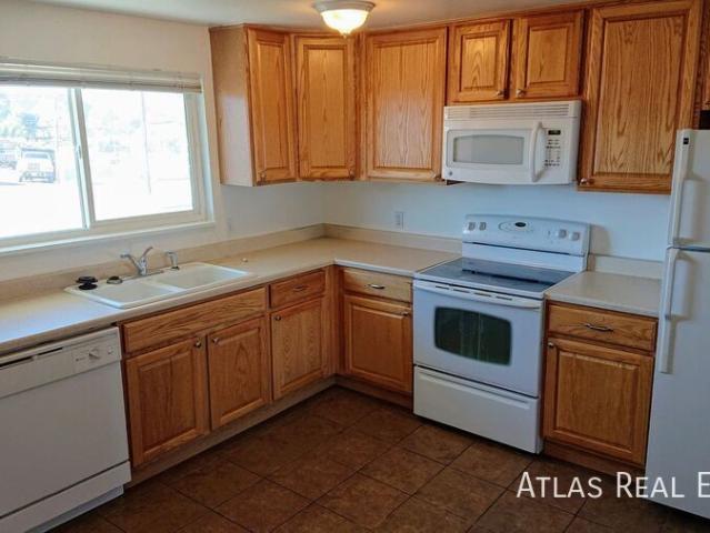 Fantastic Location near Rock Park and Downtown Castle Rock! 3 Bed 1 Bath
