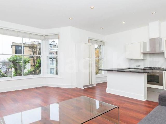 Fantastic modern spacious one bed set within a period house mins to tube!