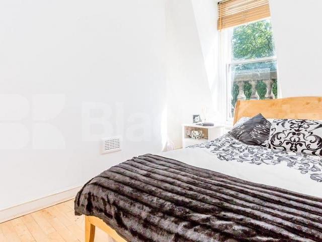 Fantastic modern two double bedroom apartment in a converted bank mins to tube