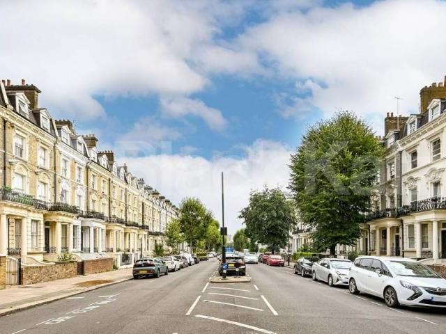 Fantastic spacious studio mins to tube and shops