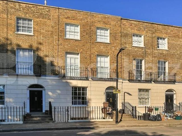 Fantastic split level two bed with a garden mins to zone one tube