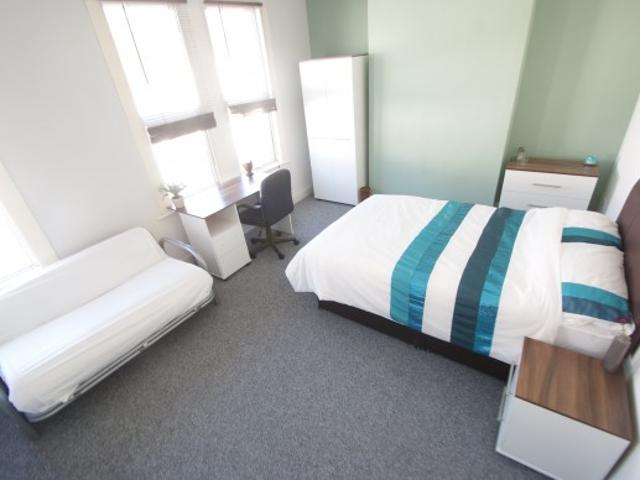 FANTASTIC STUDENT HOUSE SHARE AVAILABLE FOR NEXT ACADEMIC YEAR Pads for Students
