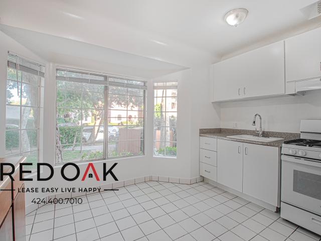 ~1 Month FREE~ Fantastic Studio with Spacious Living Area and On Site Laundry ~ In Hancock Park! *Move In Special