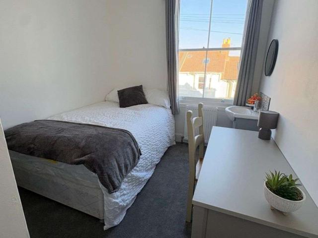 Fantastic Professional Property Room 3