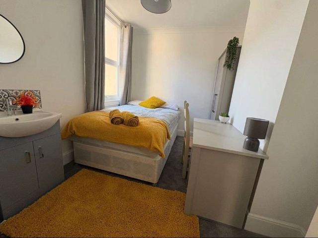 Fantastic Professional Property Room 2
