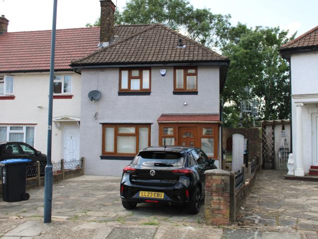 Fantastic Renovated 3 bedroom 2 Bathroom House near Tube, Buses & Shops