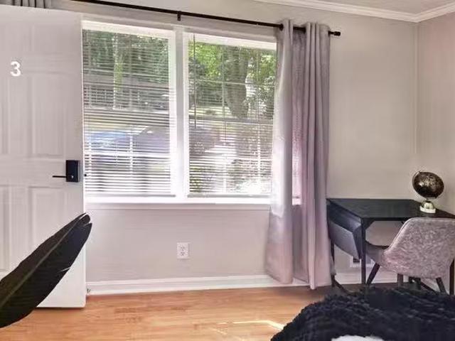 Fantastic renovation. Atlanta home with dining area. Close To.