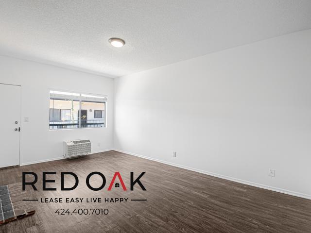 Fantastic Two Bedroom with Open Plan and On Site Laundry ~ In Glendale City Center!