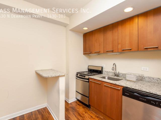 Fantastic Updated Studio in Gold Coast Private patio, SS Appliances, Great Closet Space